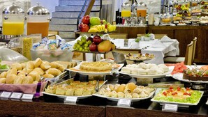 Buffet com diversos alimentos e bebidas.
