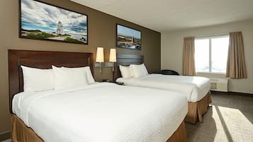 Quarto Standard, 2 camas queen-size | Secretária, secretária adequada para computadores portáteis