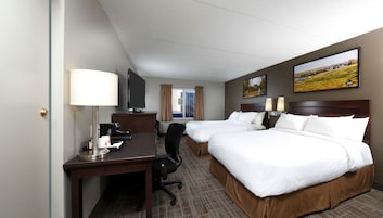 Quarto Standard, 2 camas queen-size | Secretária, secretária adequada para computadores portáteis