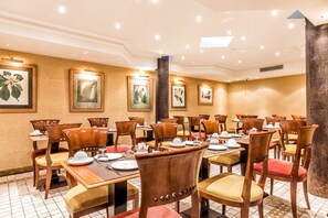 Pequeno-almoço tipo buffet diário mediante uma taxa 