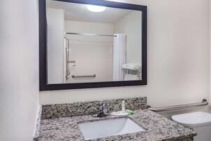 Quarto, 1 cama queen-size, adaptado para pessoas com dificuldades de mobilidade, não fumadores | Casa de banho acessível para cadeiras de rodas