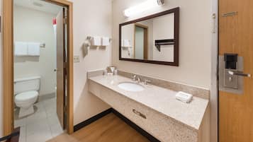 Quarto luxo, 2 camas Queen, para não fumantes | Banheiro | Chuveiro/banheira combinados, produtos de toalete grátis