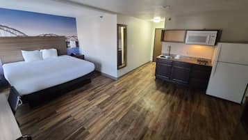 Suite, 1 cama king-size, não fumadores | Secretária, ferro/tábua de engomar, berços/camas para crianças