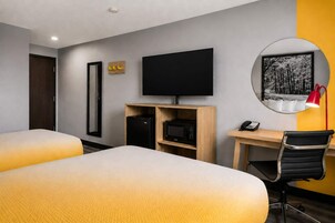 Quarto, 2 camas queen-size, não fumadores | Secretária, ferro/tábua de engomar, Wi-fi grátis