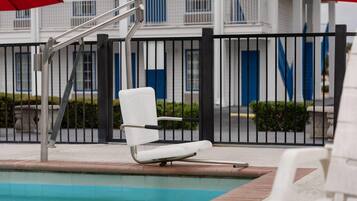 Piscina externa, espreguiçadeiras