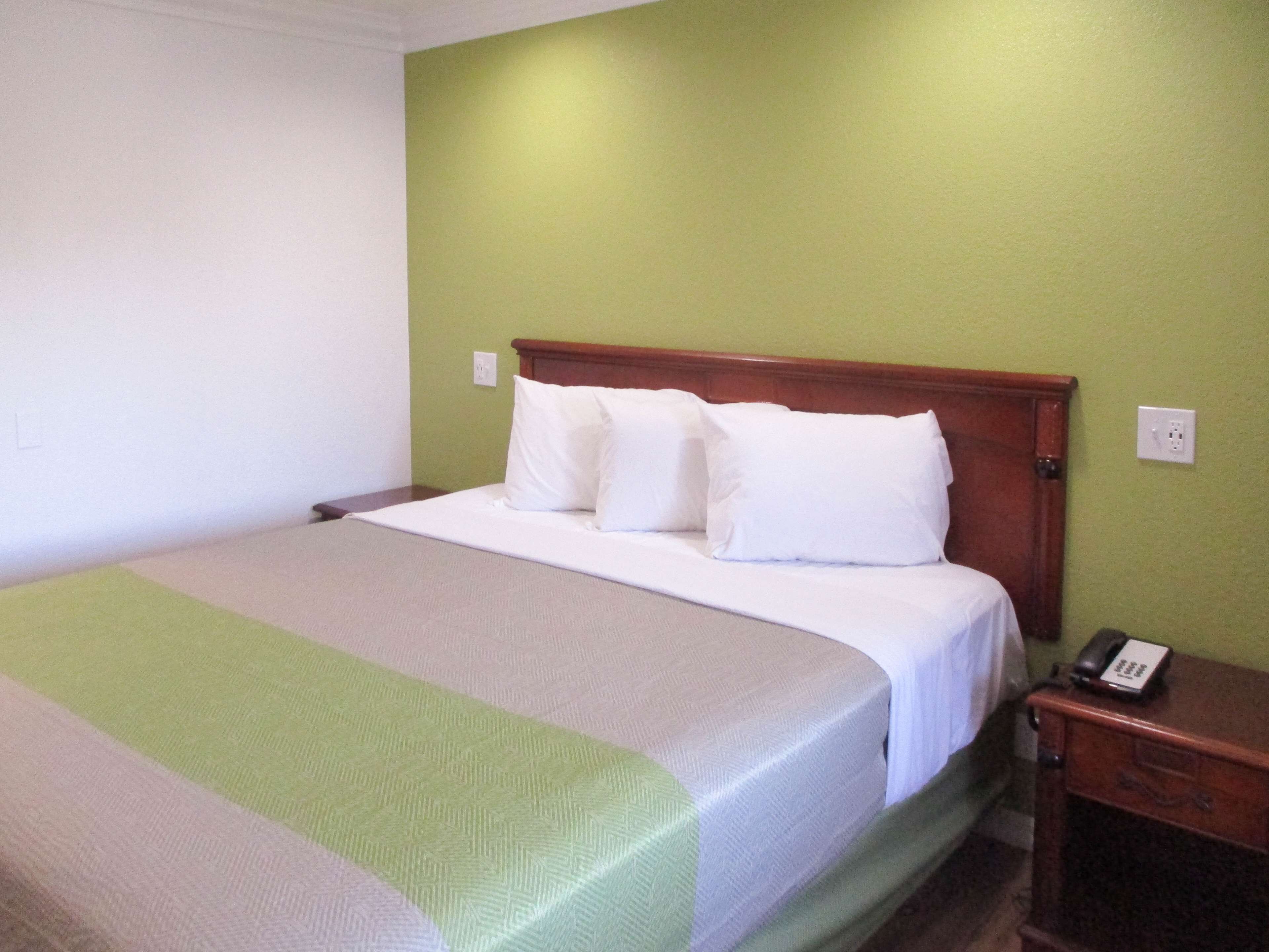 Wi-Fi de cortesia, roupa de cama, despertadores