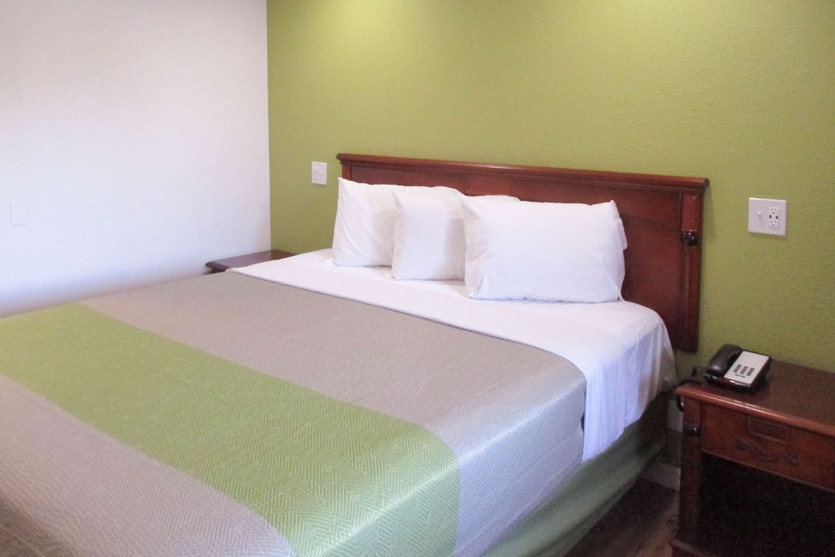 Wi-Fi de cortesia, roupa de cama, despertadores