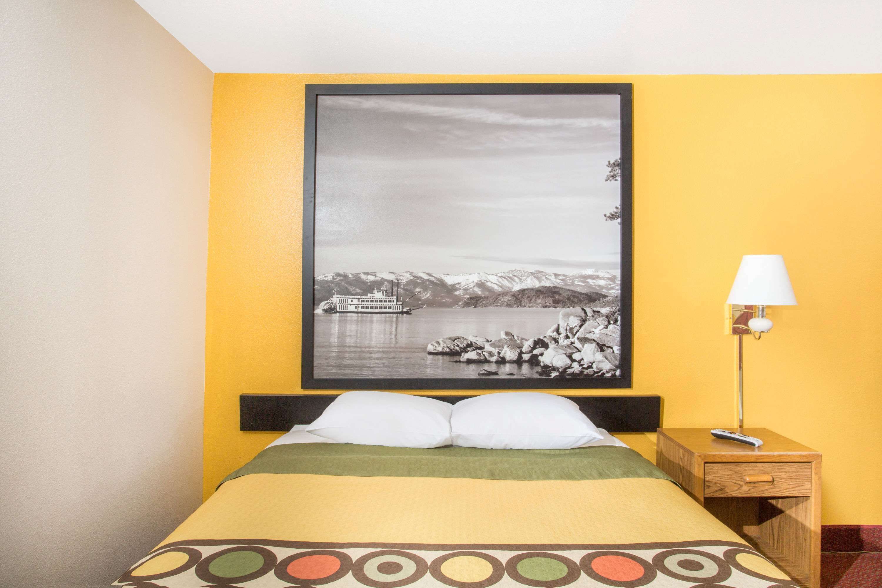 Secretária, ferro/tábua de engomar, berços/camas para crianças grátis 