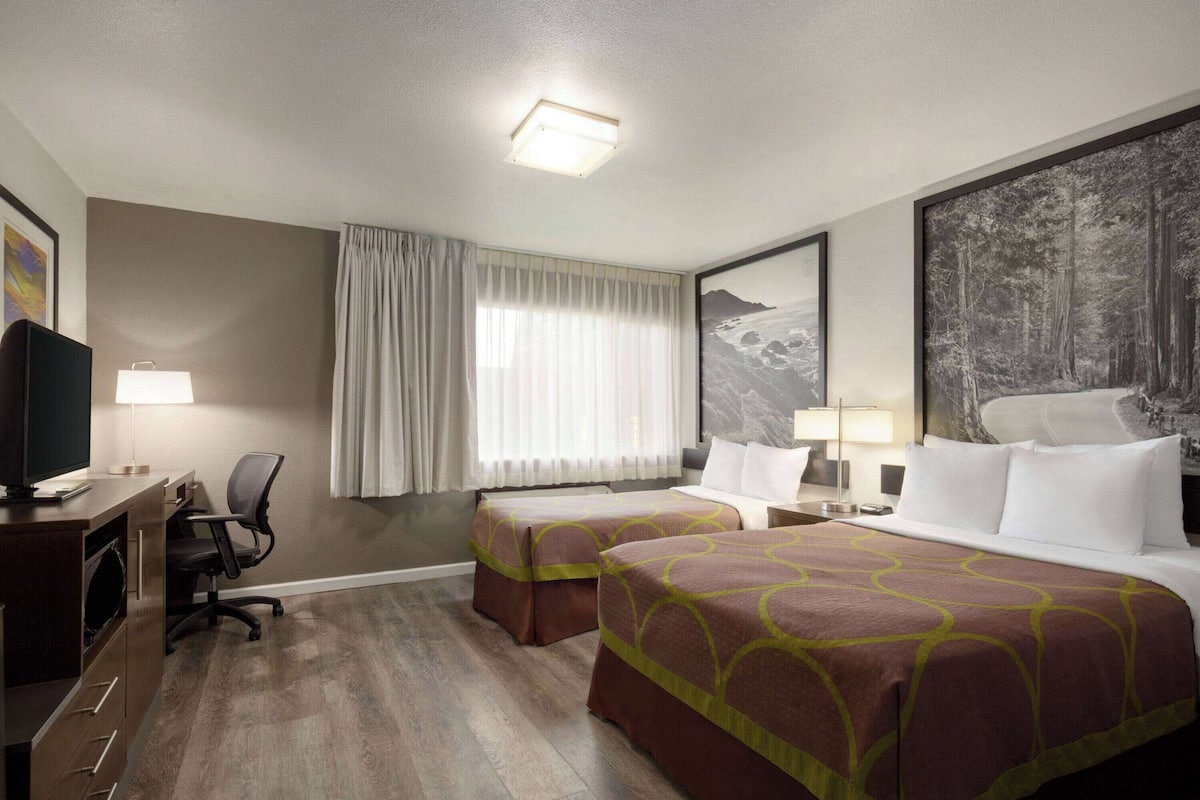 Quarto, acessível, para não fumantes (1 Double and 1 Single Bed Mobility) | Escrivaninha, ferros/tábuas de passar roupa, berços grátis
