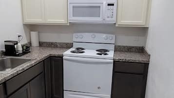 Suíte, 2 quartos, para não fumantes (2 Queen) | Cozinha privada | Geladeira, micro-ondas, cafeteira/chaleira