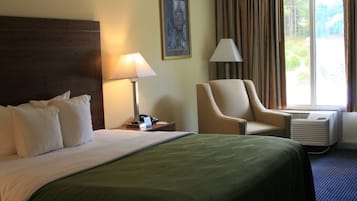 Quarto standard, 1 cama King, para fumantes | Escrivaninha, ferros/tábuas de passar roupa, Wi-Fi de cortesia