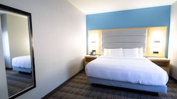 Suíte, 1 cama King, para não fumantes, banheira de hidromassagem | 1 quarto, roupas de cama antialérgicas, cofres nos quartos, escrivaninha
