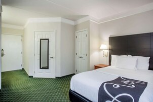 Quarto, 1 cama de casal, acessível, não fumadores (Mobility/Hearing Impaired Accessible) | Camas de colchão pillowtop, secretária, cortinas/cortinados opacos