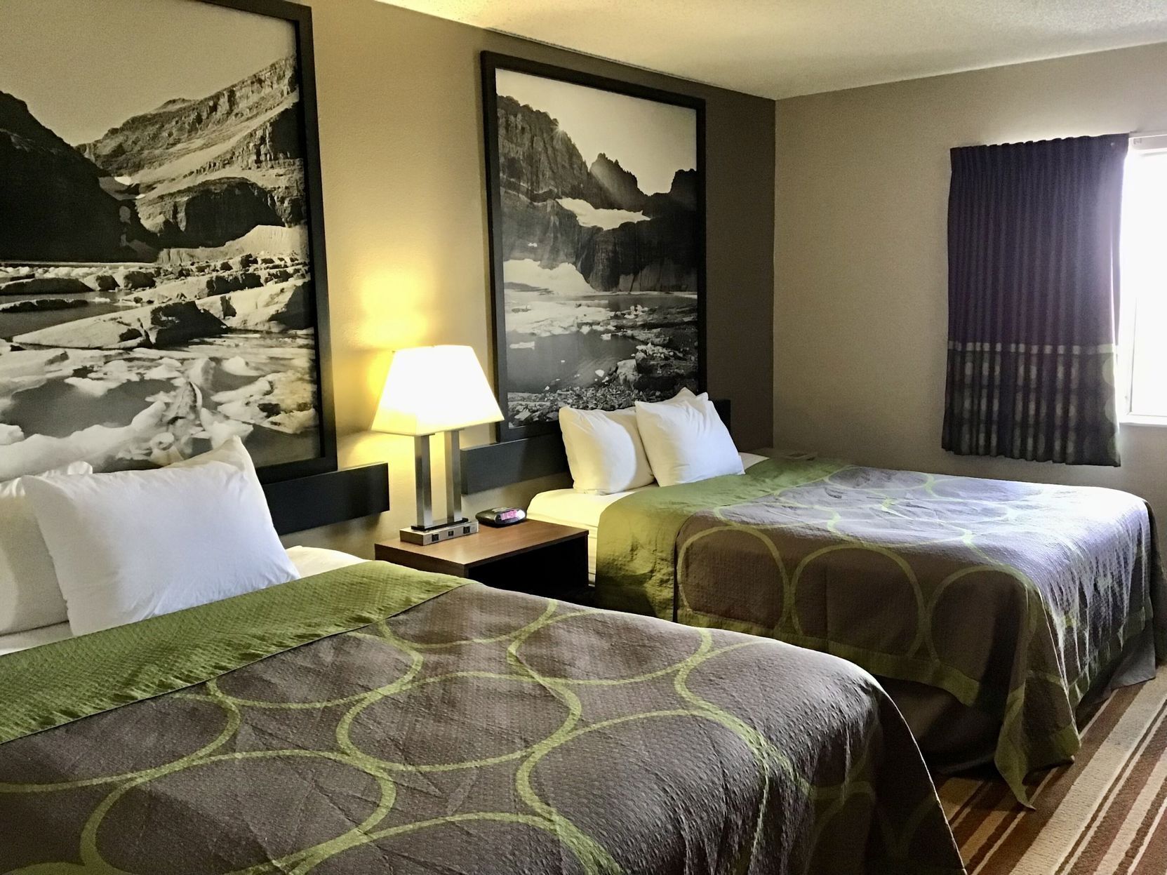 Cofre no quarto, secretária, Wi-fi grátis, roupa de cama fornecida 