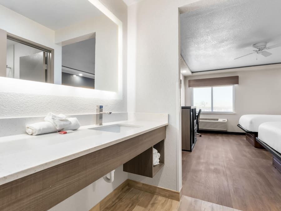 Quarto standard, 2 camas Queen | Banheiro | Chuveiro/banheira combinados, produtos de toalete grátis