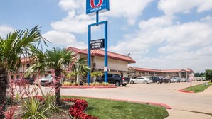 Um motel com placa indicando disponibilidade de WiFi e área de estacionamento para caminhões.