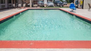 Piscina com limite de profundidade de 1,5 metros e placa indicando 'Não Mergulhar'.