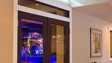 Piscina interior, 2 piscinas exteriores, espreguiçadeiras