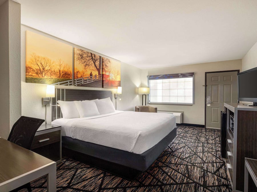 Quarto, 1 cama king-size, acessível, não fumadores (Roll-In Shower) | Secretária, ferro/tábua de engomar, berços/camas para crianças