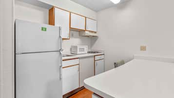 Estúdio, 2 camas Queen, para não fumantes | Cozinha privada | Cafeteira/chaleira, geladeira, micro-ondas, cooktop