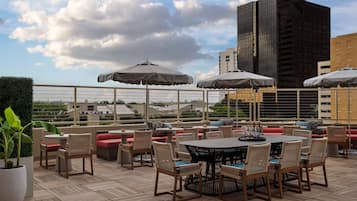 2 restaurantes, é servido café da manhã