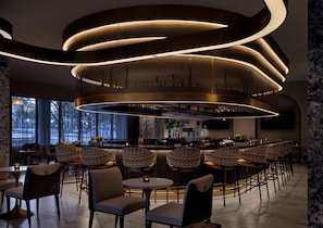 2 restaurantes: servem pequenos-almoços, jantares e brunches
