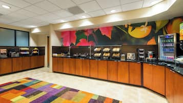 Café da manhã com buffet grátis todos os dias