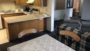 Suíte, 1 cama King, cozinha | Cozinha privada | Cafeteira/chaleira, geladeira