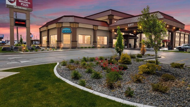 Um hotel com uma grande placa indicando "Best Western Plus Twin Falls Hotel" e uma mensagem de boas-vindas.