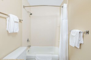 Produtos de toalete grátis, secador de cabelo, toalhas de banho