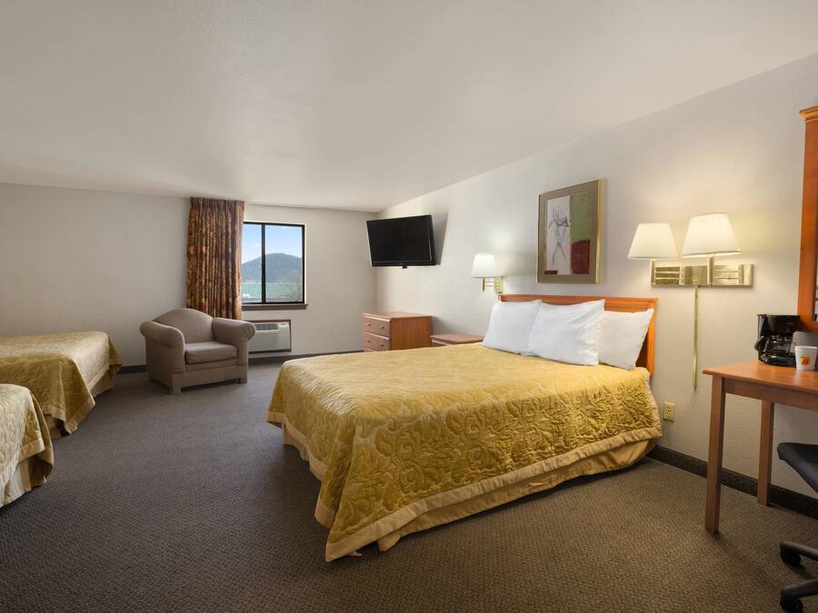 Suite-Estúdio, várias camas, não fumadores | Secretária, cortinas/cortinados opacos, ferro/tábua de engomar