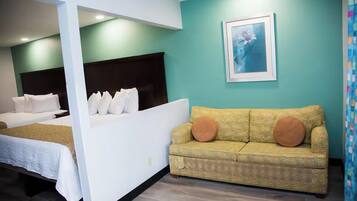Quarto, fumadores (2 King Beds with Sofa Bed) | Cofre no quarto, ferro/tábua de engomar, Wi-fi grátis