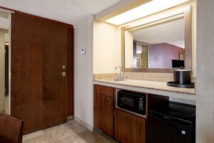 Quarto, 2 camas Queen, para não fumantes, geladeira e micro-ondas | Minibar