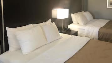 Quarto standard, 2 camas Queen, para não fumantes | 1 quarto, escrivaninha, ferros/tábuas de passar roupa, Wi-Fi de cortesia