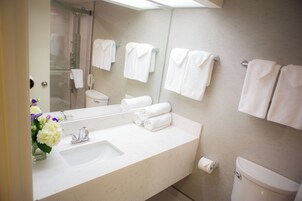 Suíte executiva, 1 cama King | Banheiro | Chuveiro/banheira combinados, produtos de toalete grátis