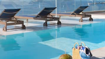 Piscina externa, espreguiçadeiras