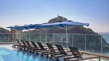 Piscina exterior, espreguiçadeiras