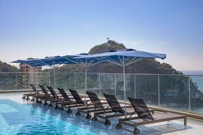Piscina exterior, espreguiçadeiras 