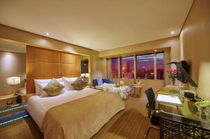 Quarto (1 king bed and a couch, no extra bed)