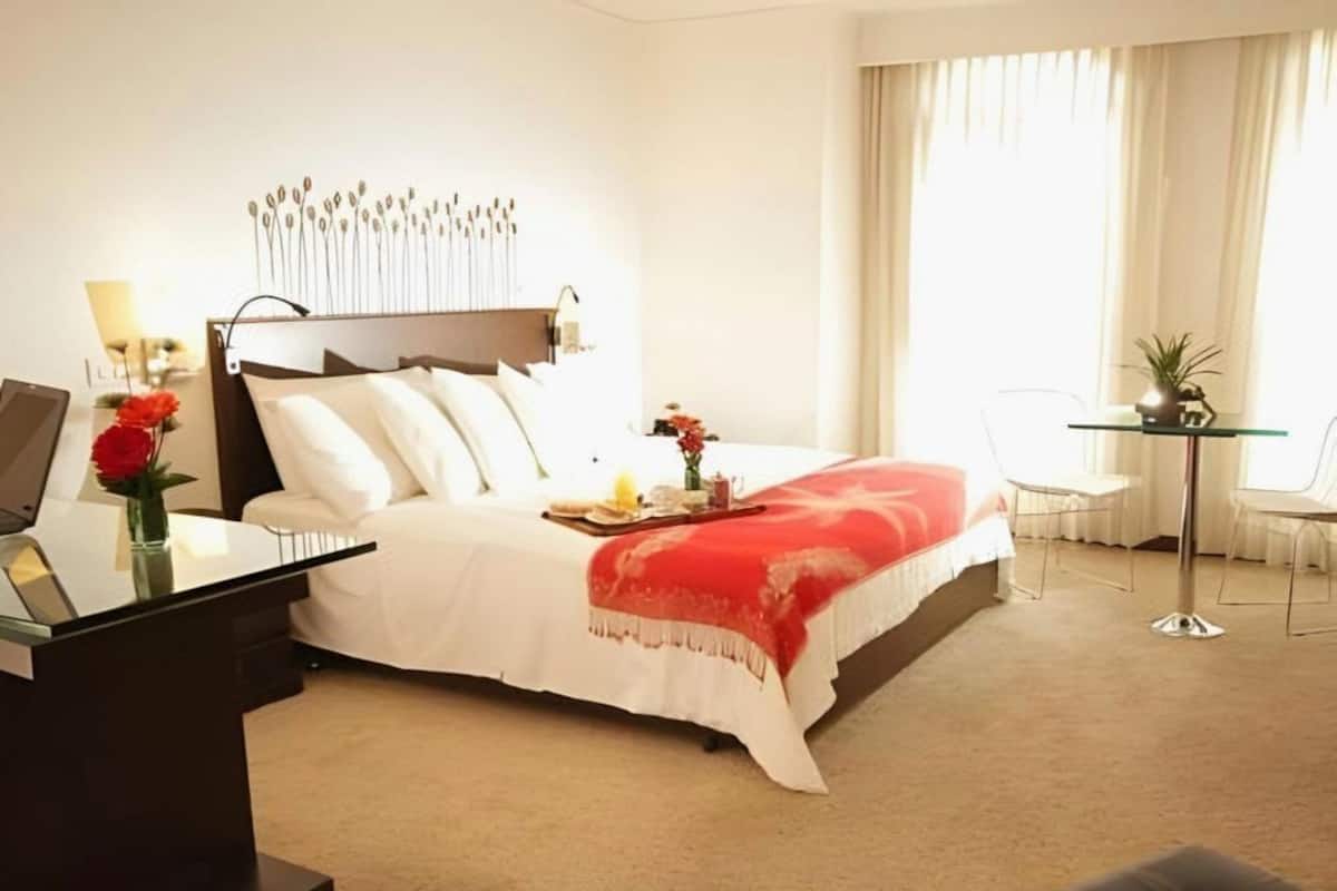 Roupa de alta qualidade, minibar, cofre com capacidade para portátil 