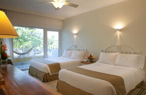 Roupas de cama premium, frigobar, cofres nos quartos, escrivaninha