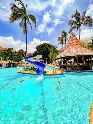 2 piscinas externas, guarda-sóis