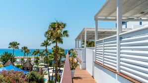 Varanda de resort com vista para a praia e oceano.