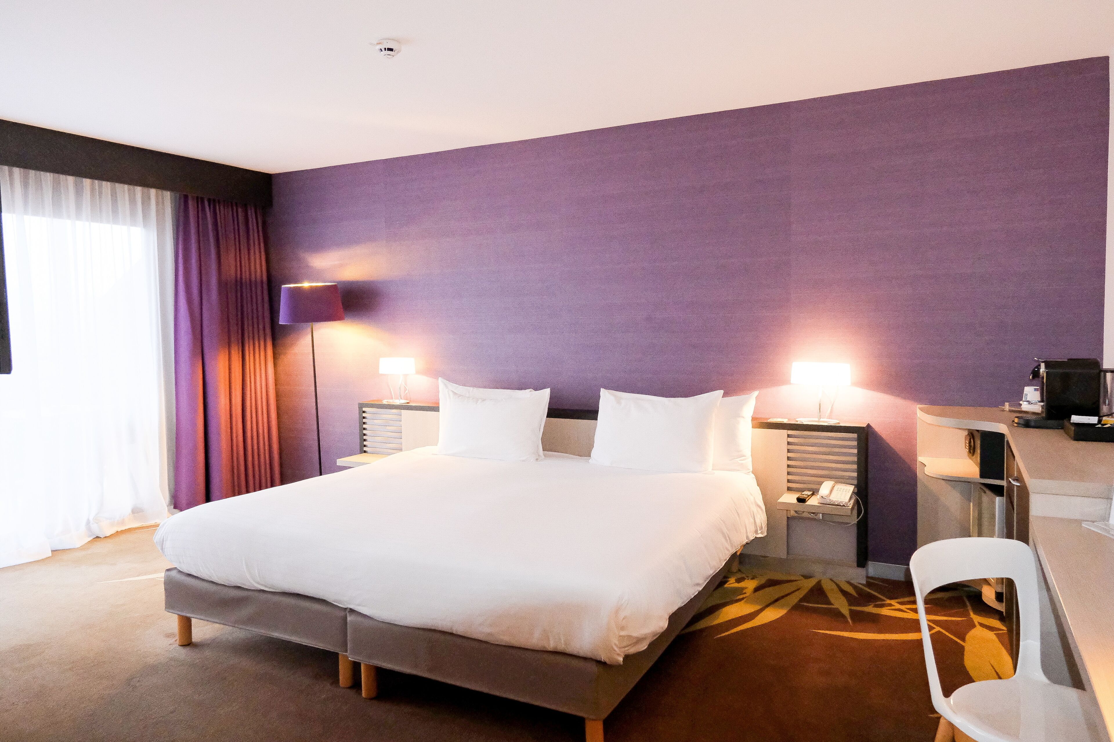 Minibar, cofre no quarto, com decoração personalizada 