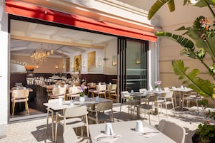 Pequeno-almoço tipo buffet diário mediante uma taxa