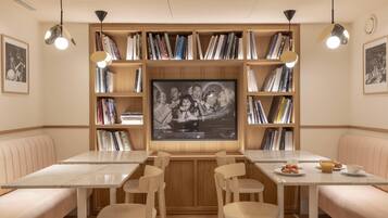 Pequeno-almoço tipo buffet diário (16 EUR por pessoa)