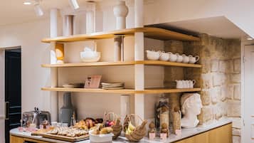 Café da manhã com buffet todos os dias mediante uma taxa