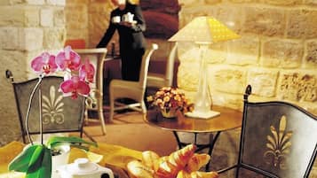 Pequeno-almoço continental diário mediante uma taxa