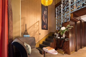 Duplex | Cofres nos quartos, escrivaninha, cortinas blackout