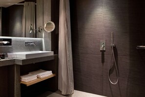 Roupas de cama premium, frigobar, cofres nos quartos